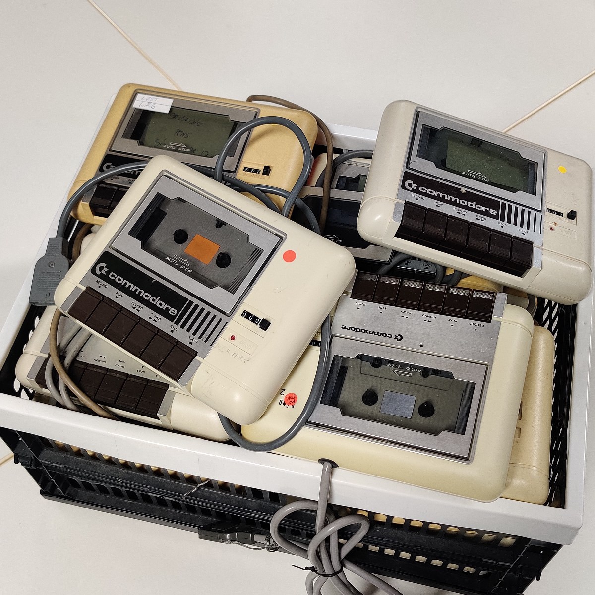 Kasse med 17 defekte C64 datasetter - WTS Retro - Køb her
